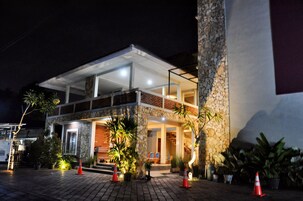 Fachada da propriedade à noite