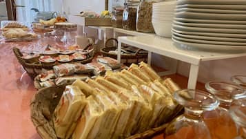 Café da manhã com buffet grátis todos os dias