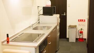 Apartamento Standard, 1 cama de casal, não fumadores | Kitchenette privada | Um frigorífico, um micro-ondas