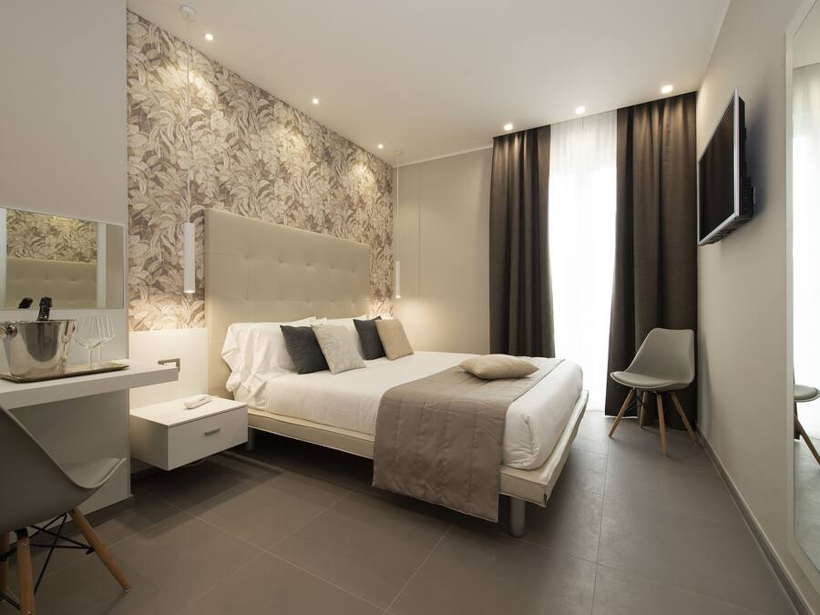 Quarto casal clássico | Cofres nos quartos, escrivaninha, ferros/tábuas de passar roupa