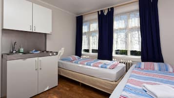 Quarto Duplo ou Twin, casa de banho partilhada | Secretária, cortinas/cortinados opacos, Wi-fi grátis