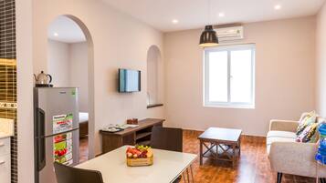 Suite-Estúdio Premier, 1 cama queen-size, vista para o jardim (King) | Sala de estar | Televisor LCD