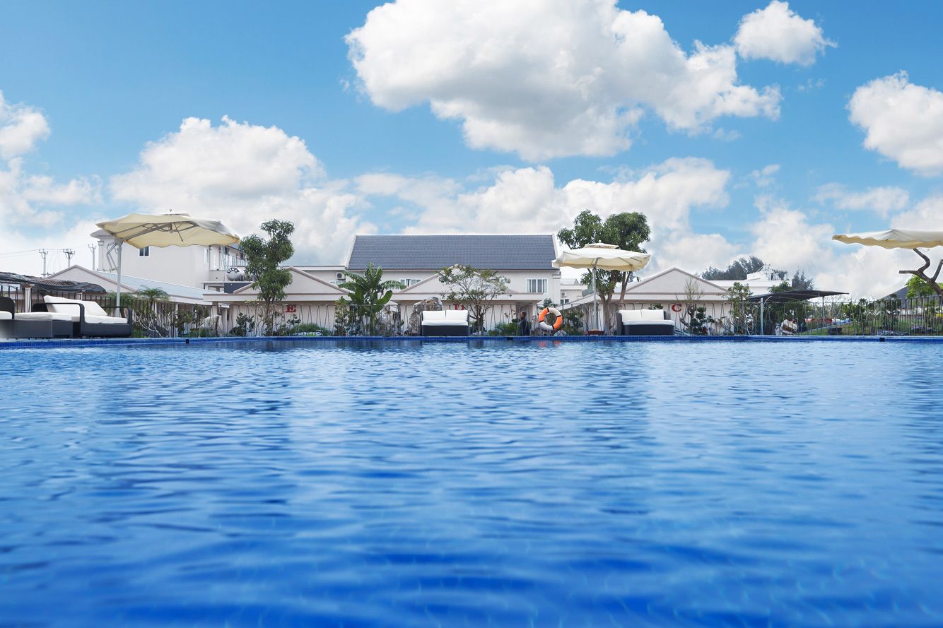 Piscina exterior, da(s) 6:00 à(s) 21:00, guarda-sóis, espreguiçadeiras 