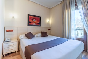 Quarto Duplo | Secretária, Wi-fi grátis, roupa de cama fornecida 