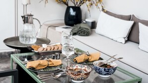 Uma mesa de jantar com tampo de vidro, duas tigelas, um copo de água e um guardanapo.