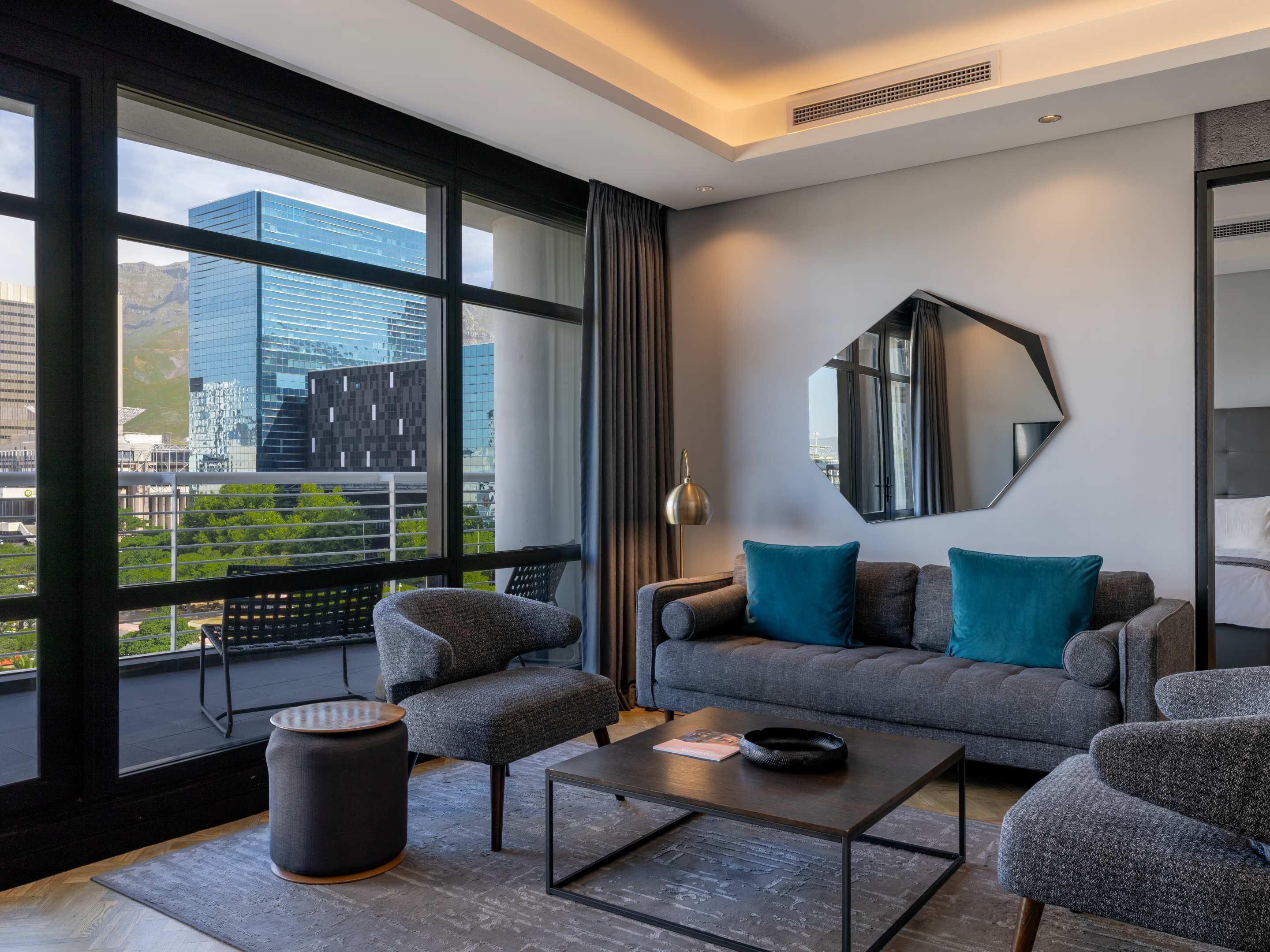 Apartamento Deluxe, 2 quartos, varanda, vista para a montanha | Sala de estar | TV de ecrã plano 