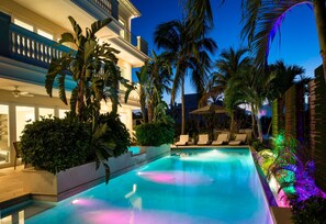 Piscina externa, barracas de cortesia, guarda-sóis