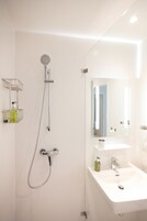 Um polibã, um secador de cabelo, toalhas fornecidas