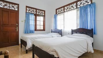 Quarto duplo standard | Cofres nos quartos, escrivaninha, Wi-Fi de cortesia, roupa de cama