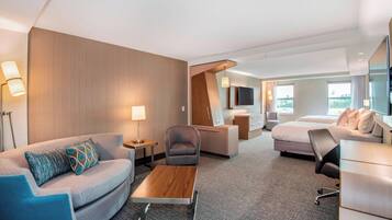 Suite, várias camas | Cofre no quarto, secretária, ferro/tábua de engomar