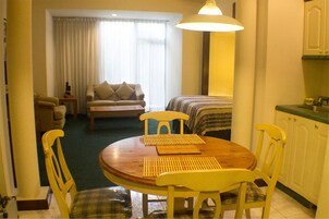 Suite Executiva, 1 cama de casal | Sala de estar | TV de ecrã plano 