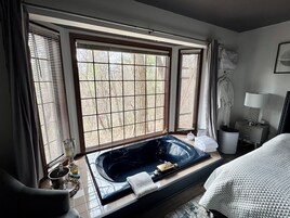 Suite-Estúdio Design, 1 cama king-size, banheira de hidromassagem, no rés do chão | Lençóis de algodão egípcio, roupa de alta qualidade 