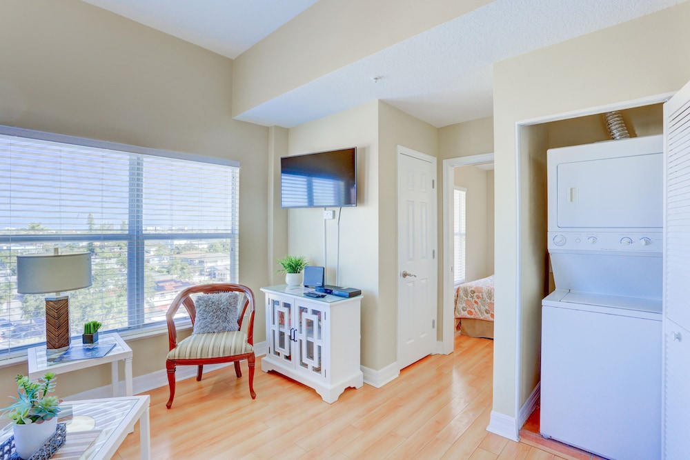 Madeira Bay Resort 611 ~ Top Floor Great Views Of The Beach And City, Corner Unit For Great Privacy - Treasure Island, FL