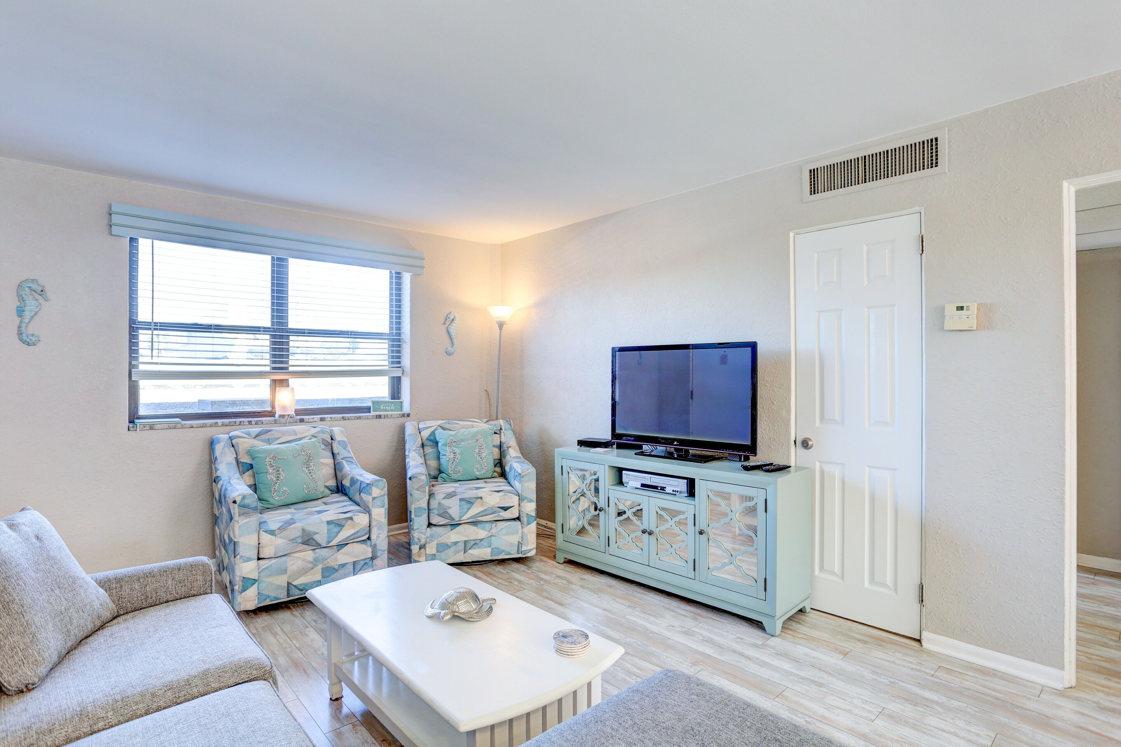 ️ Gulf Winds 2br Condo  Steps To The Beach With Flexible Sleeping & Full Kitchen - St. Pete Beach, FL