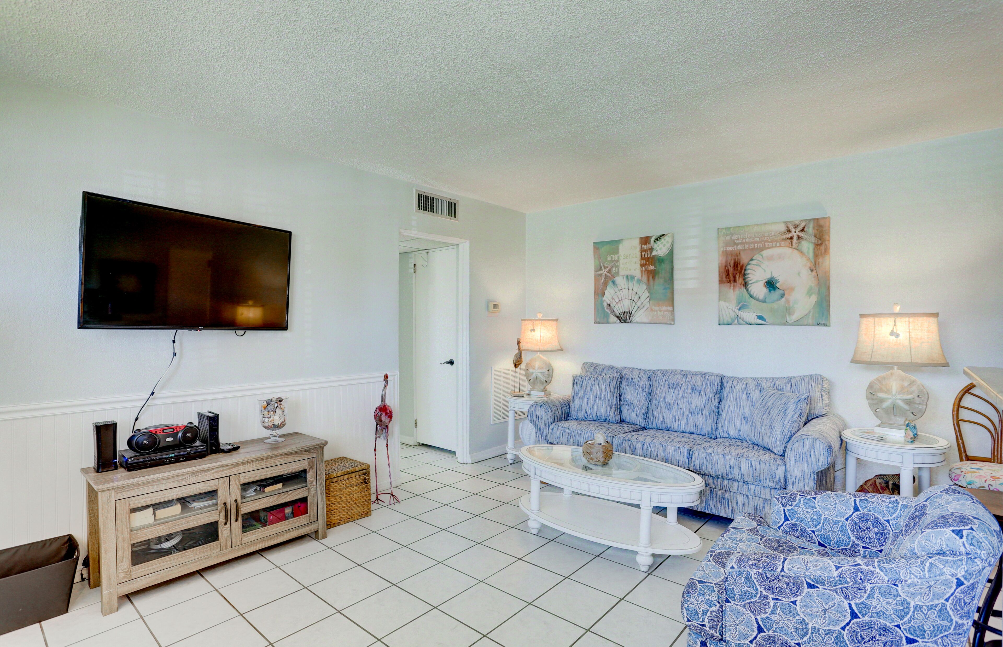Gulf Winds Ground-floor Condo  Beachy Vibes & Easy Access - St. Pete Beach, FL