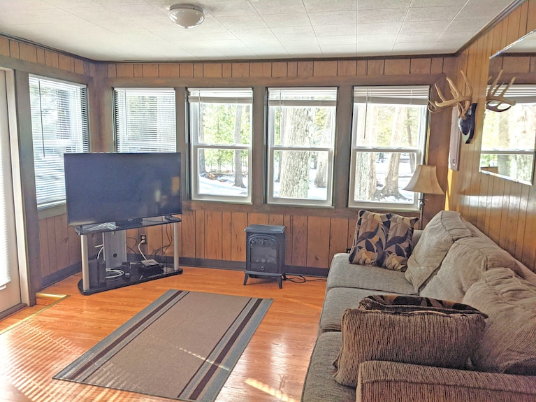 Classic And Affordable Lake Home, Canoe, Deck, Quiet Neighborhood - Michigan