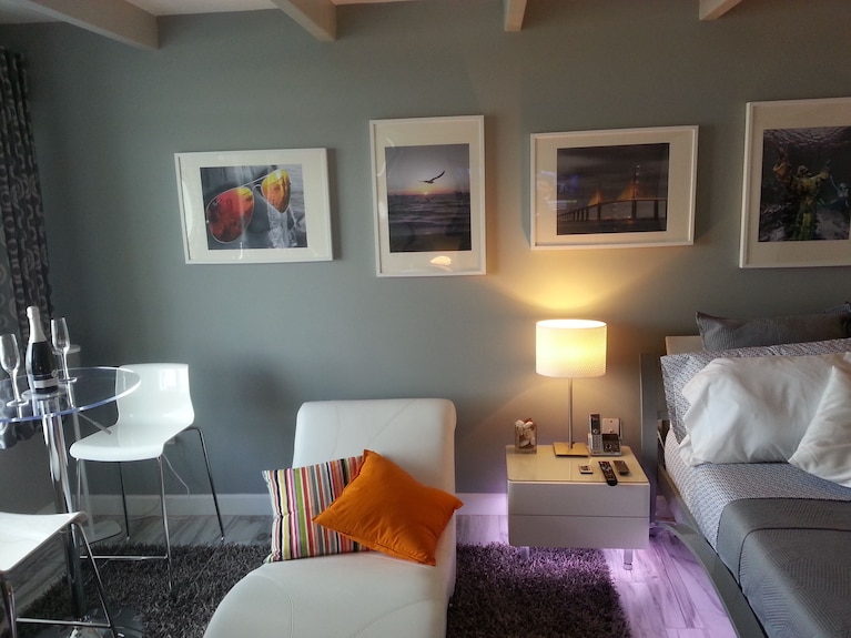 Gorgeous Water Getaway, Totally Renovated For Your Enjoyment - Hillsborough County, FL