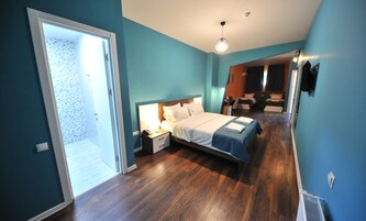 Quarto moderno com uma cama grande, mesa de cabeceira e closet espaçoso.