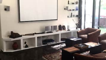 Villa Deluxe, várias camas, não fumadores | Sala de estar | TV de ecrã plano, lareira