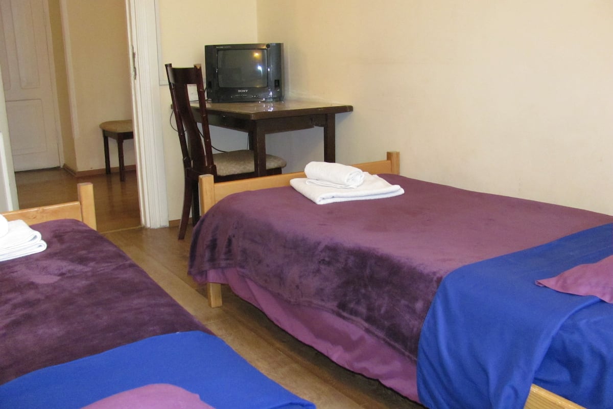 Quarto Twin Básico, casa de banho partilhada | Lençóis de algodão egípcio, roupa de alta qualidade