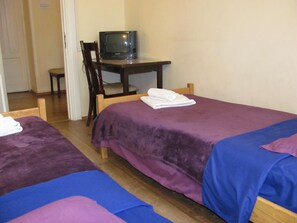 Quarto duplo básico, banheiro compartilhado | Roupas de cama de algodão egípcio, roupas de cama premium