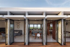 Apartamento Panorâmico, 1 cama king-size e sofá-cama, terraço, em frente à praia | Terraço/pátio interior