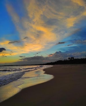 Areia branca, serviço de traslado de/para a praia grátis, guarda-sóis 