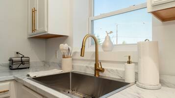 Apartamento, 1 cama queen-size e sofá-cama, kitchenette | Cozinha privada | Um frigorífico/congelador grande, um micro-ondas, um forno