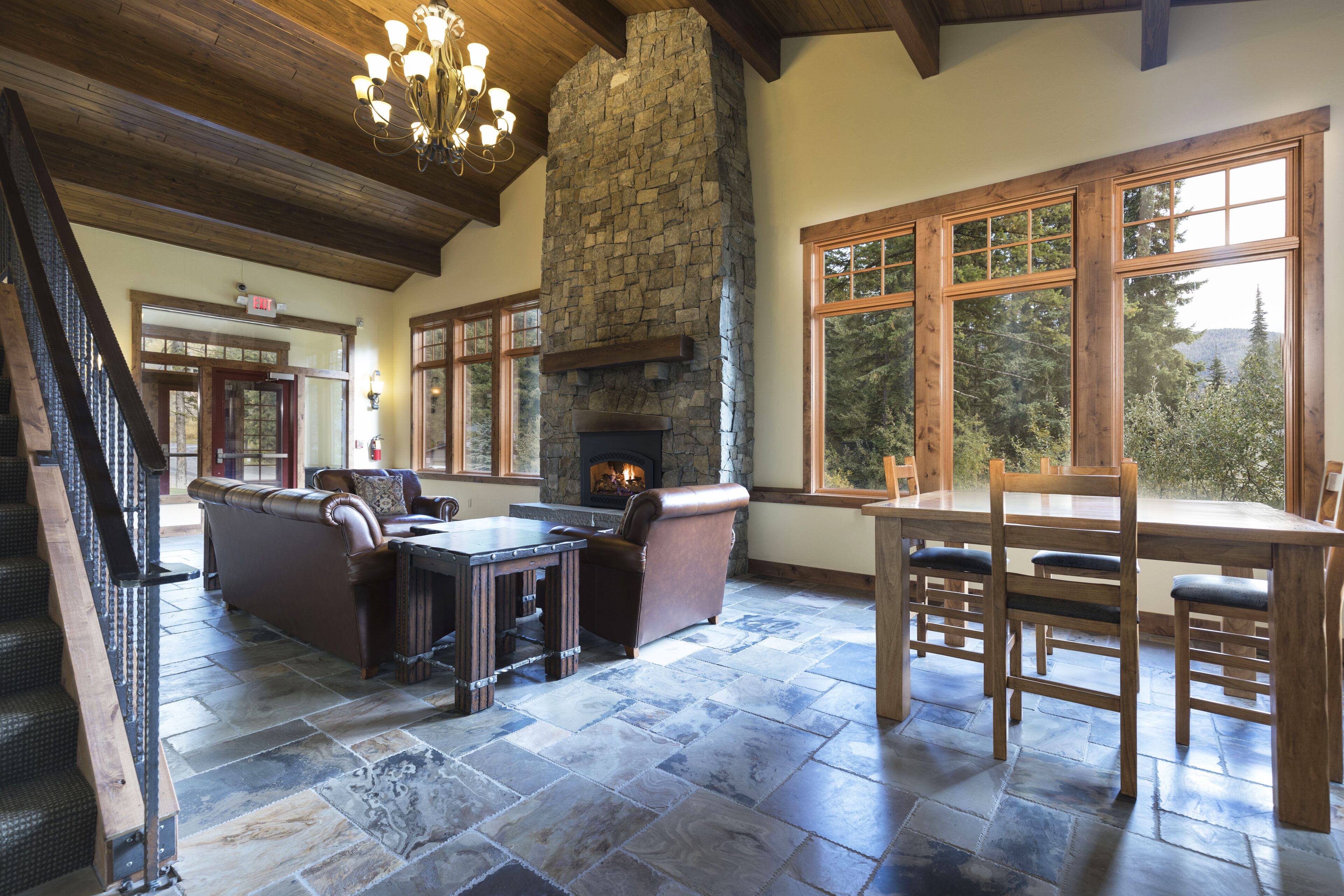 Pines 4 Bedroom Condo Just Steps To Slope!  Ac For Those Hot Summer Days / Underground Parking - Montana