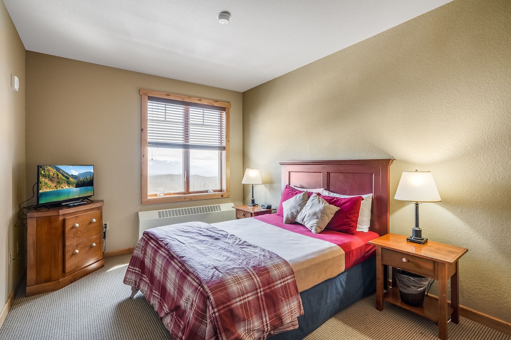 Ski In/out Penthouse Condo - Beautiful Valley And Mountain Views / Hot Tub - Whitefish, MT