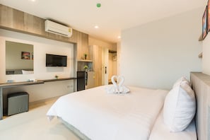 Quarto casal luxo | Cortinas blackout, Wi-Fi de cortesia, roupa de cama