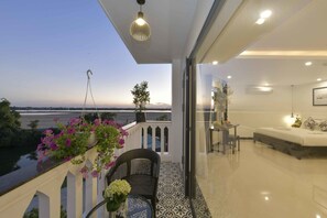 Quarto família, sacada | Frigobar, cofres nos quartos, escrivaninha