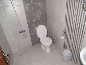 Quarto Triplo, lanai (alpendre havaiano), vista para o mar | Casa de banho | Um polibã, artigos de higiene pessoal grátis, um secador de cabelo 