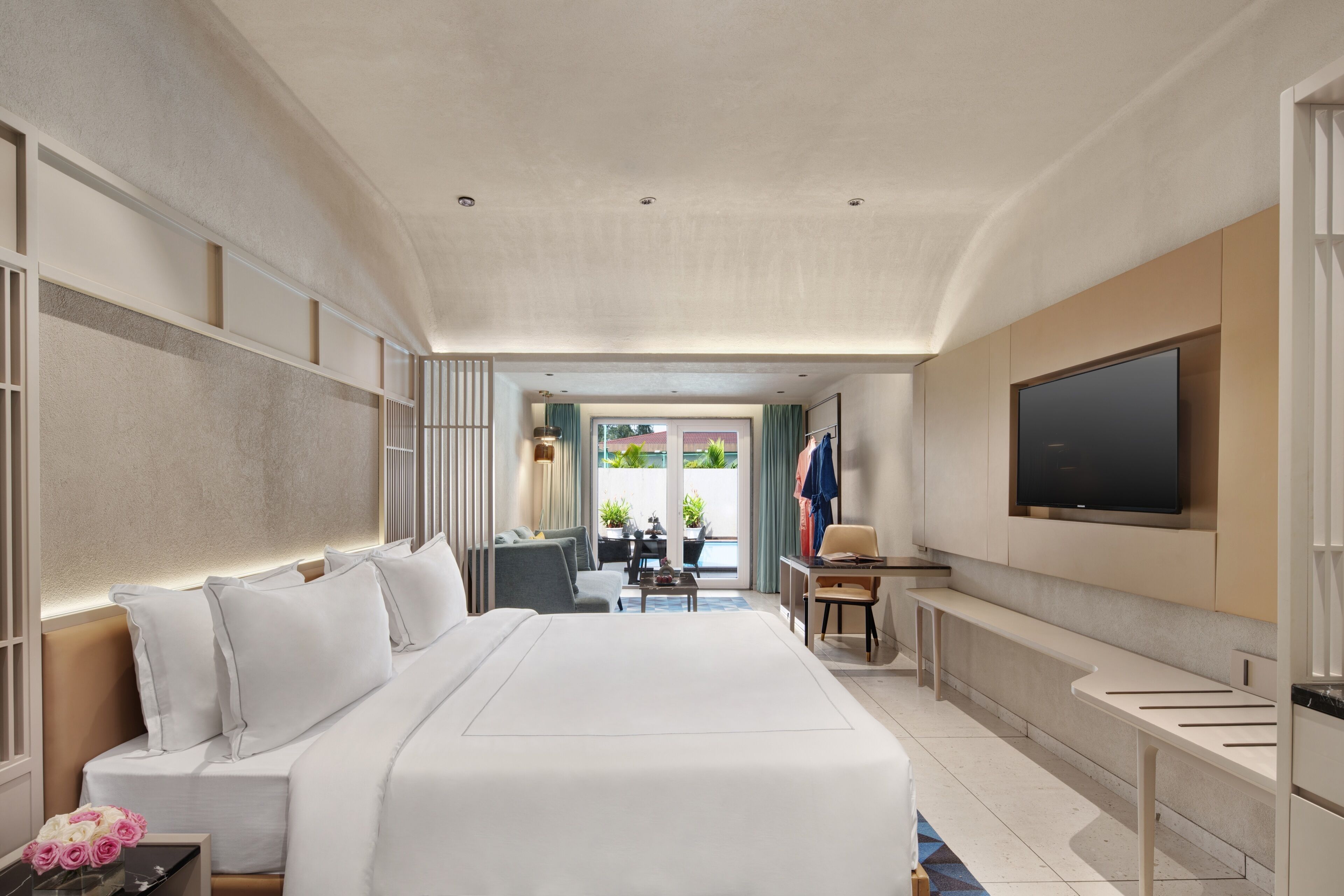 Premium Room with Pool Access | Roupa hipoalergénica, cofre no quarto, secretária 