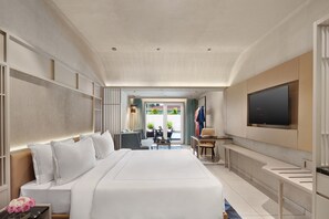 Premium Room with Pool Access | Roupa hipoalergénica, cofre no quarto, secretária 