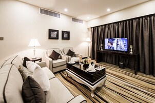 Junior Suite | Sala | Televisor de ecrã plano de 55 polegadas com canais por cabo, televisor 