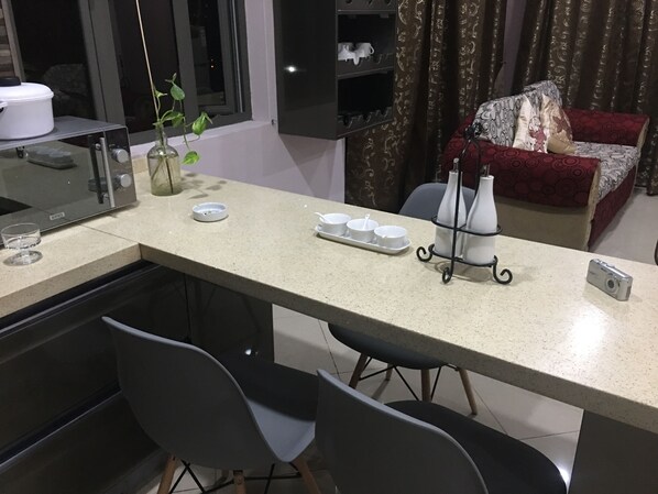 Quarto casal panorâmico | Cozinha americana privada | Geladeira, micro-ondas, fogão, cooktop