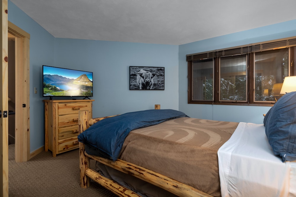 3 Bed Ptarmigan Condo With Great Amenities - Shared Hot Tub / Pools / Whitefish Lake Access - Montana