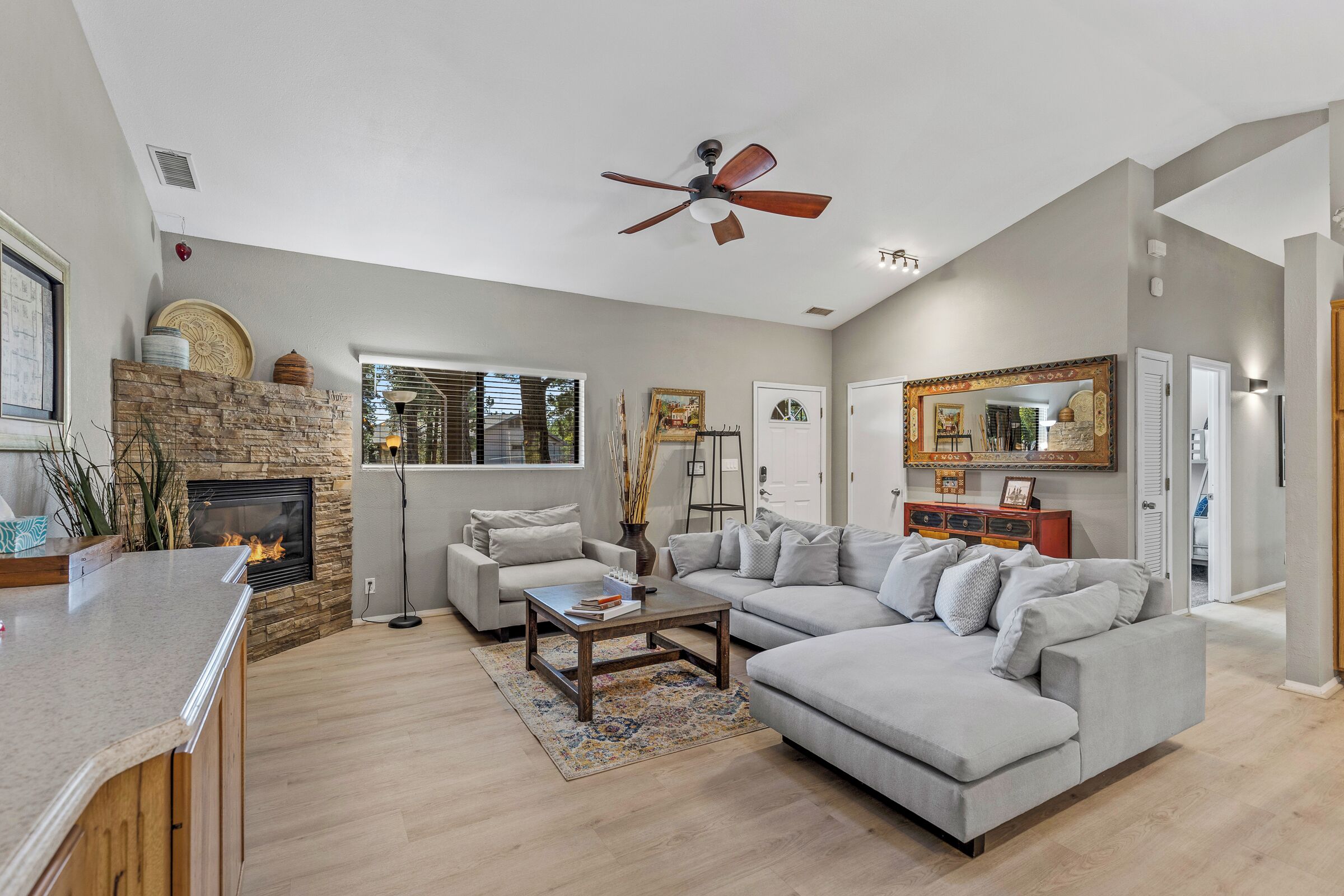 Comfy, Clean & Modern Home Backing To Forest Trails & Only Minutes To Downtown! - Flagstaff, AZ