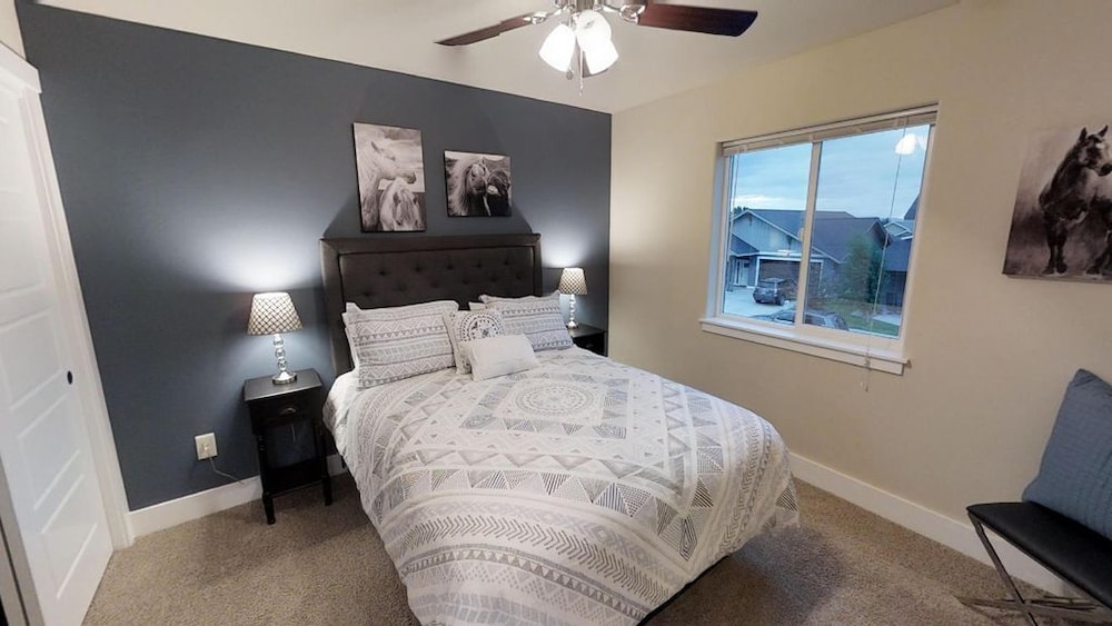 Bozone Bliss Town Home (King Bed) Steps From Meyer's Lake - Bozeman