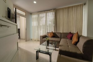 Apartamento superluxo, várias camas, cozinha, no canto | Área de estar | TV LED 40 polegadas com canais via satélite, TV