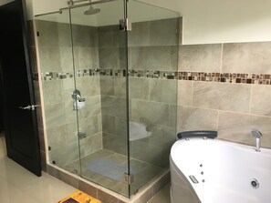 Casa Familiar, várias camas, não fumadores | Casa de banho | Um polibã e uma banheira separados, uma banheira de hidromassagem 