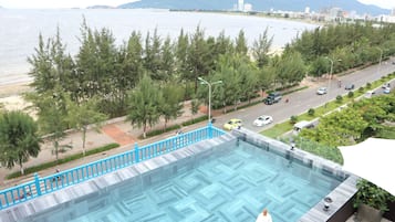 Piscina exterior, da(s) 06:00 à(s) 22:00, espreguiçadeiras