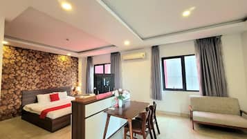 Suite-Estúdio, Vista para a cidade | Secretária, cortinas/cortinados opacos, quartos insonorizados