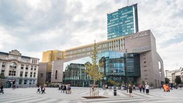 Um edifício moderno com uma saliência marcante e a sinalização da 'Primark'.