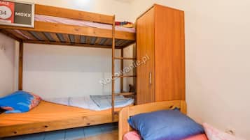 Quarto triplo clássico, banheiro compartilhado (1P1) | Cortinas blackout, camas extras/dobráveis (sobretaxa), roupa de cama
