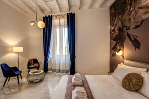 Quarto casal superluxo | Frigobar, cofres nos quartos, individualmente mobiliados, escrivaninha