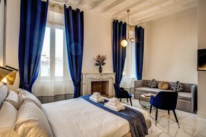 Suíte júnior (3 Persons) | Frigobar, cofres nos quartos, individualmente mobiliados, escrivaninha