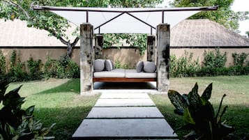 Courtyard Suite | Roupa de alta qualidade, minibar com produtos grátis, cofre no quarto