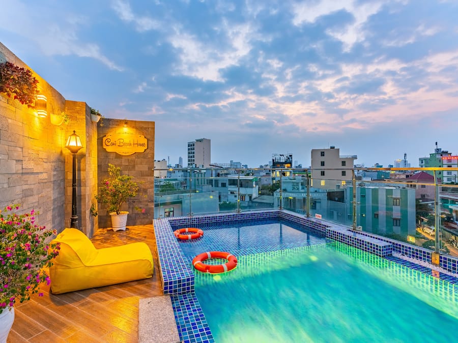 Piscina externa, espreguiçadeiras